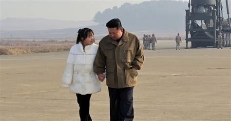 북 김정은 딸 전격 공개…“부녀 손잡고 화성17 발사 지켜봤다”
