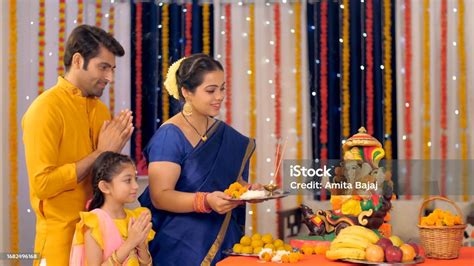 푸자 키 탈리와 함께 가네샤 경을 숭배하는 아름다운 인도 가족 축제 축하 종교 행사 신에게 기도 20 24세에 대한 스톡 사진 및 기타 이미지 Istock
