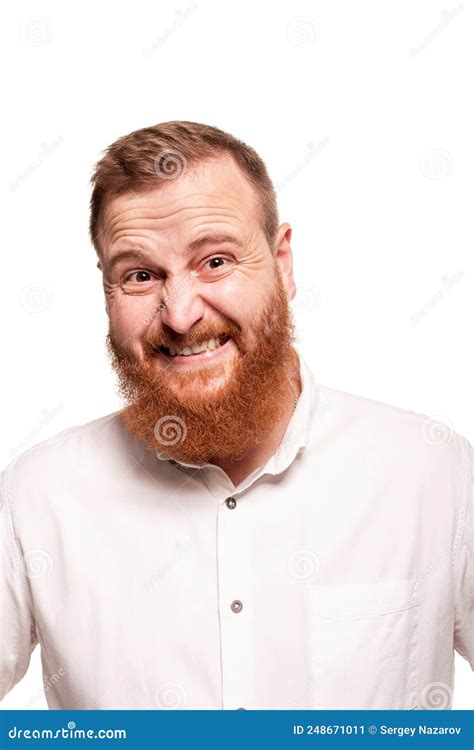 Retrato De Un Joven Gordito Pelirrojo Con Una Camisa Blanca Haciendo Rostros En La Cámara