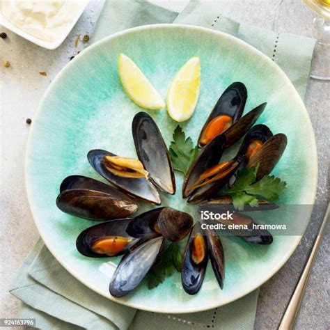 정 레스토랑 저녁 식사입니다 화이트 와인 흰 빵 토스트 마늘 소스와 레몬 조각을 잔에 화이트 와인 소스에 홍합 삶은 0명에 대한