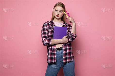 聪明的女学生，金发，穿着休闲装