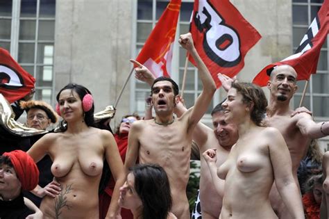 The Naked Truth Around The World Protesters Bare All For A Cause DER SPIEGEL
