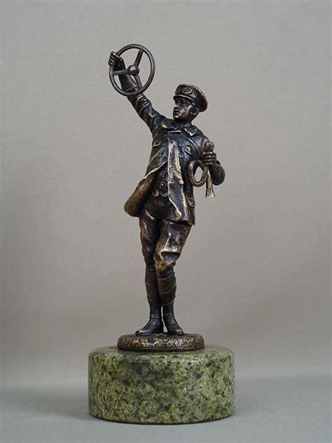 Скульптура «Шофер бронза змеевик постамент высота 26см Австрия конец Xix начало Xx