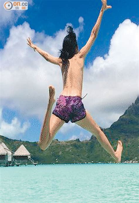 莫文蔚半裸跳水 東方日報