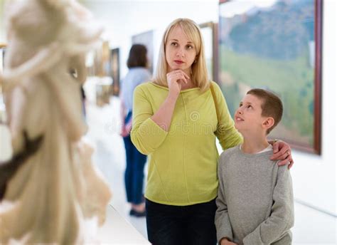 Madre E Hijo Mirando Las Exposiciones En El Museo Imagen De Archivo