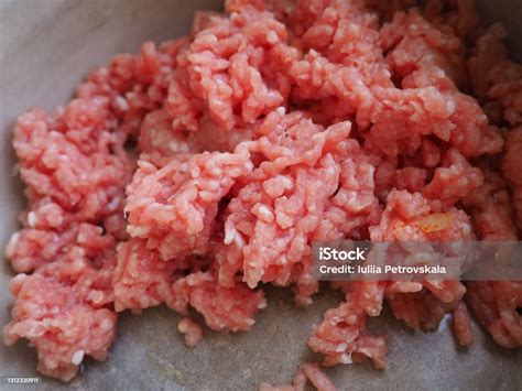 금속 냄비에 다진 고기 커틀릿 스테이크 햄버거 미트볼을 만들기위한 맛있는 신선한 지상 고기 0명에 대한 스톡 사진 및 기타 이미지 Istock