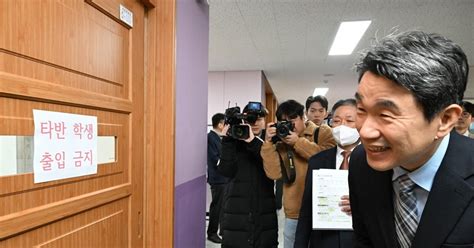 포토 수능 D 3 시험장 찾은 이주호 부총리