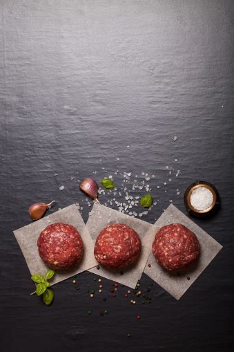 고기류 날것 육상용 비프 스테이크와 커틀릿으로 즐길 수 있는 허브와 고기에 대한 스톡 사진 및 기타 이미지 고기 날것 돈가스 Istock