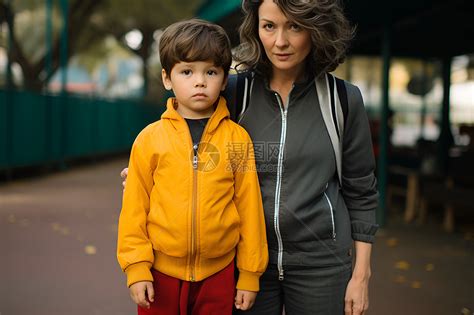 一名女性和一个男孩高清图片下载 正版图片600990831 摄图网