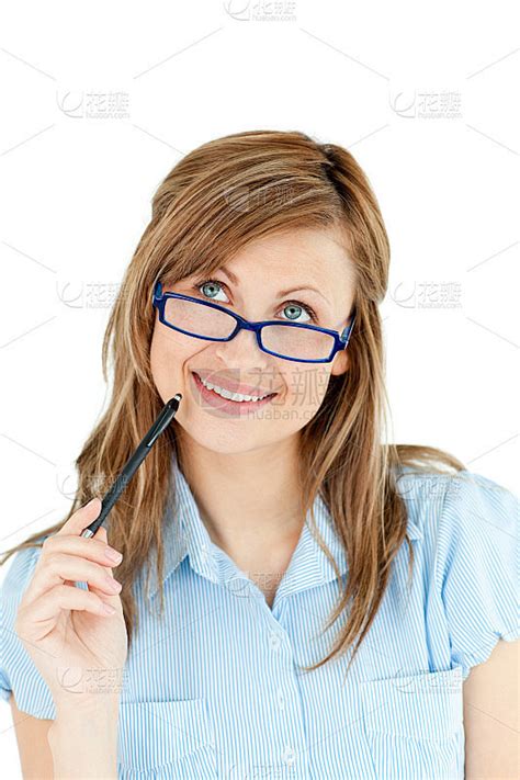 深思熟虑的女商人拿着一支笔