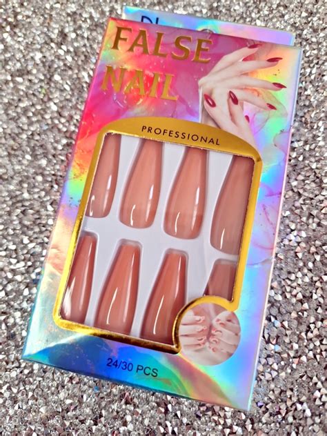 Комплект Разкошни Press On Изкуствени Нокти 24 броя Неутрален Красив Ежедневен Дизайн Красиви