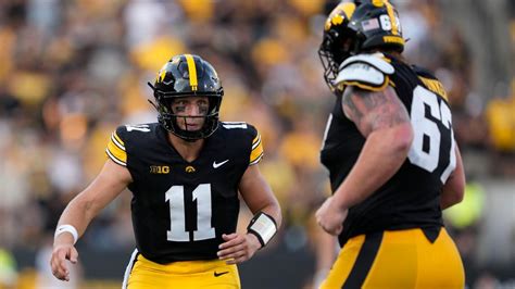 Iowa Qb Mark Gronowskis Status Vs Wisconsin Still Up In The Air