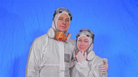 호흡보호구의 의사 건강 요원 슬로우 모션 사람의 초상화 착용 보호 의료 항균 항바이러스 에어로졸 스프레이 페인트 마스크 2명에 대한 스톡 사진 및 기타 이미지 Istock