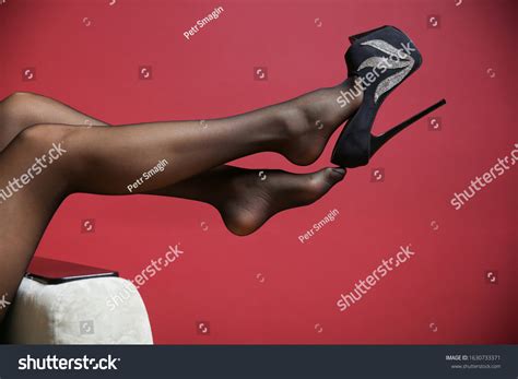 188 High Heel Dangling Bilder Stockfotos Und Vektorgrafiken Shutterstock