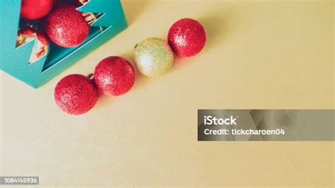 쉬머 한 골드 빛 우아한 휴일 파티 이벤트 및 축 하 개념 및 빨간 공을 골드 반짝이 배경 장식 12월에 대한 스톡 사진 및 기타 이미지 Istock