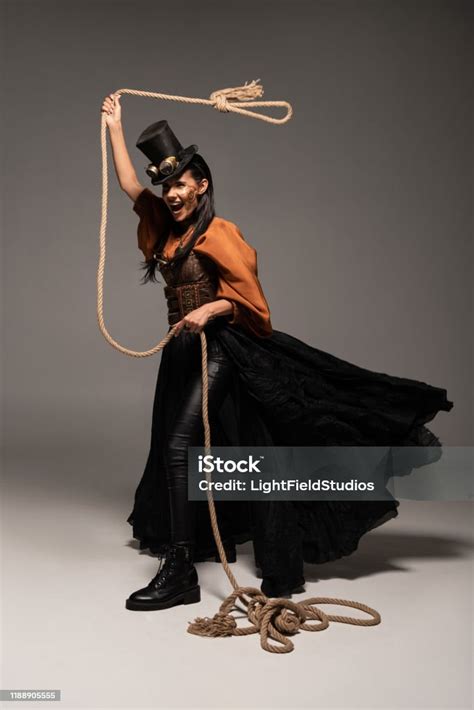 전체 길이보기 의 아름다운 비명 스팀 펑크 여자 들고 올가미 에 회색 인물 사진에 대한 스톡 사진 및 기타 이미지 인물 사진 탑 모자 갈색 머리 Istock