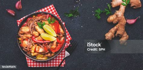 그릇에 닭고기와 야채 파프리카와 호박 생강 마늘 참깨 간장을 넣고 메밀면을 볶습니다 검은색 테이블 배경 평면도 메밀에 대한 스톡 사진 및 기타 이미지 Istock