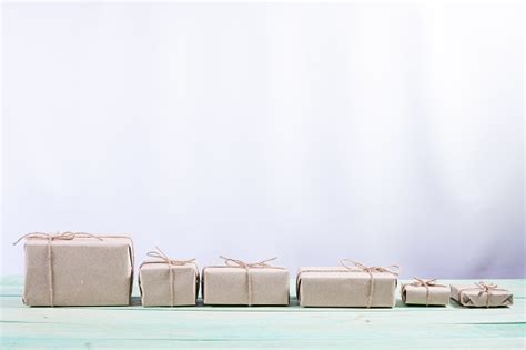 선물 상자 포장 크 래 프 트 종이 꼬기와 종이 눈송이와 매듭 꼬기와 공동 복사 공간 Diy에 대한 스톡 사진 및 기타 이미지 Diy 갈색 용지 개념 Istock