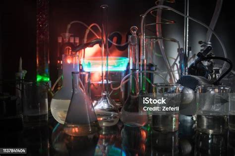 약국 및 화학 테마 연구 실험실에서 용액으로 유리 플라스 크를 테스트 합니다 과학 및 의료 배경입니다 어두운 톤 배경에 실험실 테스트 튜브 Stem 주제에 대한 스톡 사진