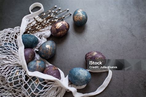 어두운 배경에 문자열 가방에 보라색 파란색과 황금 계란 2022 년 보라색 그늘의 추세는 매우 Peri입니다 천연 염료 카르케이드 차 맨 위 보기입니다 텍스트에 대한 장소의