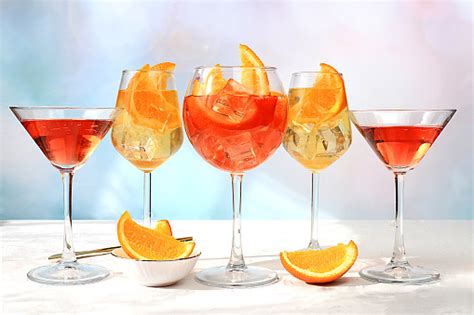축제 알코올 칵테일 Aperol Spritz 레드 마티니 데킬라 럼주 밝은 배경에 안경과 오렌지 조각에 칵테일 여름 바 개념
