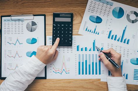 그래프 문서 재무 보고서와 분석 계산 비용과 사무실 책상에서 계산기와 다른 개체 평면도 작업 영역에서 작업 하는 사업 회계 업무에 대한 스톡 사진 및 기타 이미지 Istock