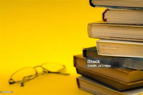 오픈도 서 Hardback 하드 측면에 돋보기와 다채로운 책 커버 학교 돌아가기 텍스트에 대 한 공간을 복사 합니다 교육 공부 학습 비즈니스 개념 0명에 대한 스톡 사진 및