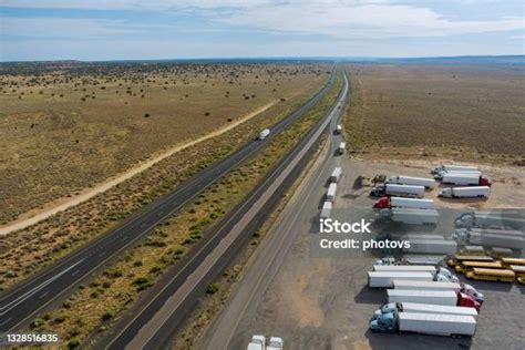애리조나 사막의 고속도로 의 최고 전망 자동차 트럭대형 주차장고속도로 휴게소의 항공 보기 건축물에 대한 스톡 사진 및 기타 이미지 건축물 고속도로 교통 Istock