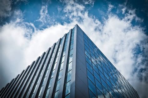 무료 이미지 구름 건축물 구조 하늘 햇빛 건물 시티 마천루 도시 풍경 선 반사 경계표 푸른 현대 탑 블록 호텔 대칭 모양 미러링 중심지