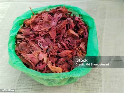 메이스 마살라로 가득 찬 비닐 봉지 노란색 배경에 유기농 메이스의 클로즈업 인도 향기로운 향신료 더미 평면도 공간 복사 텍스트 배치 가득 찬에 대한 스톡 사진 및 기타