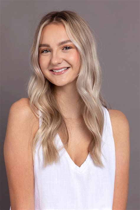 Ava R New View Modeling