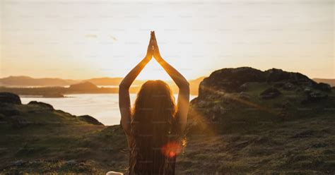 야외에서 요가를 연습하는 젊은 여자 영적 조화 성찰 및 웰빙 개념 풍경 배경 사진 Unsplash의 건강한 라이프스타일 이미지