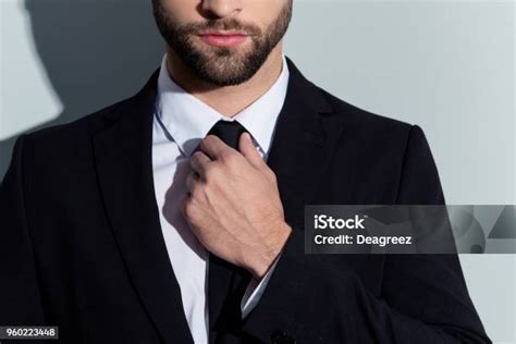 사람의 절반 얼굴 심각한 다름 고급 옷에 회색 배경에 고립 된 이벤트에 대 한 준비에 손을 잡고 자른 초상화 닫기 검은색에 대한 스톡 사진 및 기타 이미지 Istock