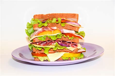 키 큰 샌드위치 바이올렛 플레이트 쇠고기 돼지고기 토마토 흰색 배경 가공육에 대한 스톡 사진 및 기타 이미지 가공육 건강에 좋지 않은 음식 고기 Istock
