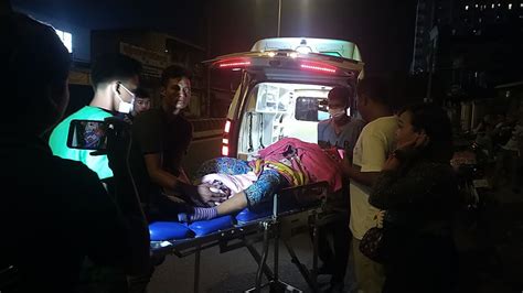 ស្ត្រីម្នាក់ឆ្លងទន្លេតាមចិញ្ចើមផ្លូវបានកូនស្រីម្នាក់បង្កការភ្ញាក់ផ្អើលដល់ប្រជាពលរដ្ឋនជួយយកអាសា