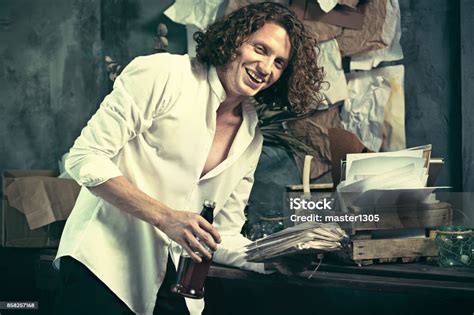 직장에서 작가입니다 잘생긴 젊은 작가 테이블 근처에 서 고 그의 마음에 뭔가를 만들기 30 39세에 대한 스톡 사진 및 기타 이미지 30 39세 Educational