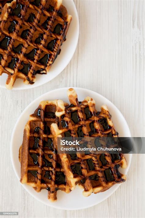 화이트 나무 테이블에 흰색 접시에 맛있는 수제 벨기에 설탕 와플 상단 보기 위에서 플랫 평지 오버헤드 공간을 복사합니다 0명에 대한 스톡 사진 및 기타 이미지 Istock