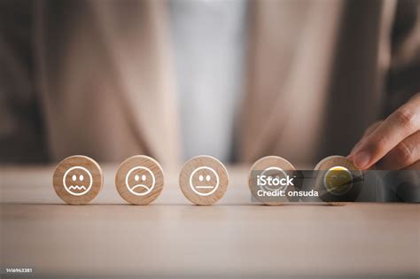 근접 촬영 사업가 손 따기 만족도 조사를 위해 테이블에 배치 된 나무 조각에 행복한 감정 얼굴 따기 개념에 대한 스톡 사진 및 기타 이미지 Istock