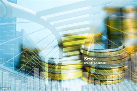 비즈니스 및 금융 개념에 대 한 금융 그래프 및 도시 배경으로 동전 더미의 이중 노출 얕은 초점 0명에 대한 스톡 사진 및 기타 이미지 Istock