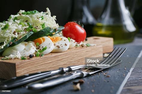 건강 한 음식과 토마토 오이 양배추 파 계란 향신료와 재료 가정 생활에 대한 스톡 사진 및 기타 이미지 가정 생활 가정 주방 가정의 방 Istock