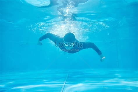 수중에서 수영하는 수영 강사 사진 무료 다운로드 Lovepik