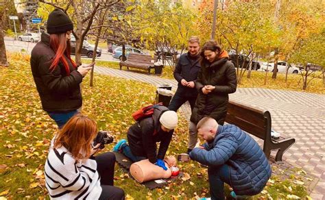 У Шевченківському районі влаштували навчання із домедичної допомоги у сквері Вечірній Київ