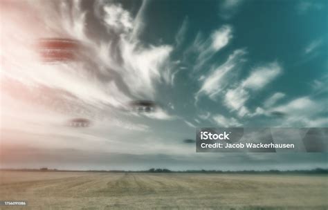 Ufo 우주선 및 자연 외계인 하늘 판타지 또는 공상 과학 소설 이벤트 시골 들판 또는 구름이 있는 풍경 지구 외계인 및 외계 드론이 흐릿한 환경에서 0명에 대한 스톡 사진