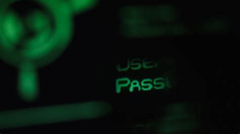 암호와 사용자 이름을 훔치는 해커의 화면입니다 암호 및 사용자 이름에 초점을 맞춥니다 해킹 개념 알파벳 C에 대한 스톡 사진 및 기타 이미지 Istock