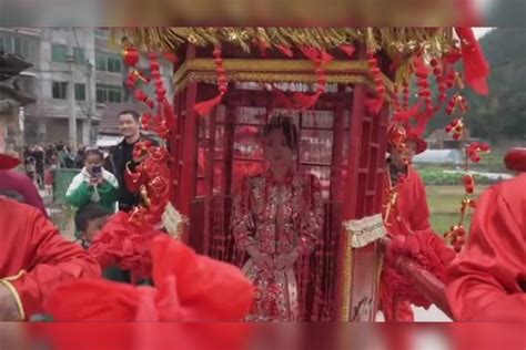 身骑白马 、八抬大轿 、十里红妆，男子用传统中式婚礼迎娶新娘