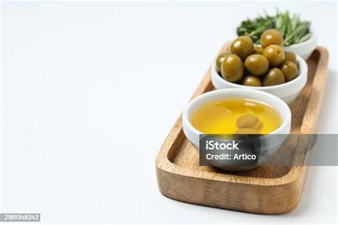 올리브 가지 기름 올리브 그릇 통 나무 서 통하고 있는 흰색 배경 텍스트를 위한 공간 건강한 식생활에 대한 스톡 사진 및 기타