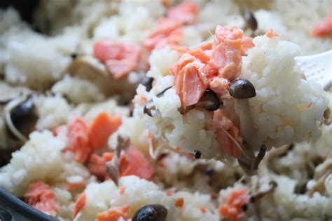 一度焼いてから炊くと旨味がアップ！焼き鮭と焼ききのこの絶品炊き込みご飯（rii） エキスパート Yahooニュース