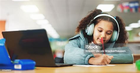 학생 아동 및 전자 학습 화상 통화 또는 지식 온라인 수업을 위해 노트북으로 글쓰기 가상 학교 헤드폰 및 소녀 도서관의 교육 플랫폼에 과제 용 기술 10 11세에 대한 스톡