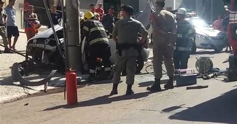 G1 Motorista Fica Preso às Ferragens Após Bater Carro Em Poste Veja