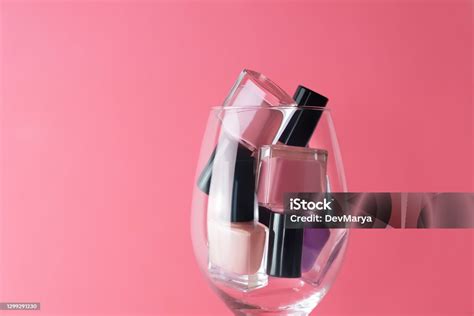 핑크 보라색 매니큐어 병 세트 와인 잔의 매니큐어 병 분홍색 배경에 보라색 네일 폴시 병 0명에 대한 스톡 사진 및 기타 이미지 Istock